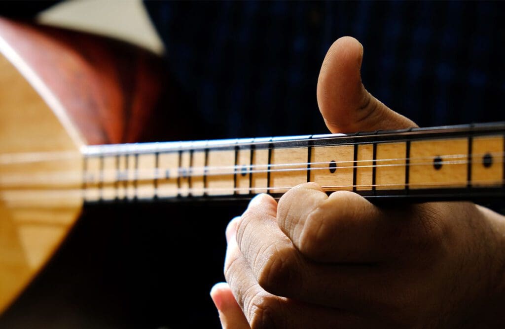 Saz spielen – Folkloreinstrument mit schwebendem Klang - Musikmachen