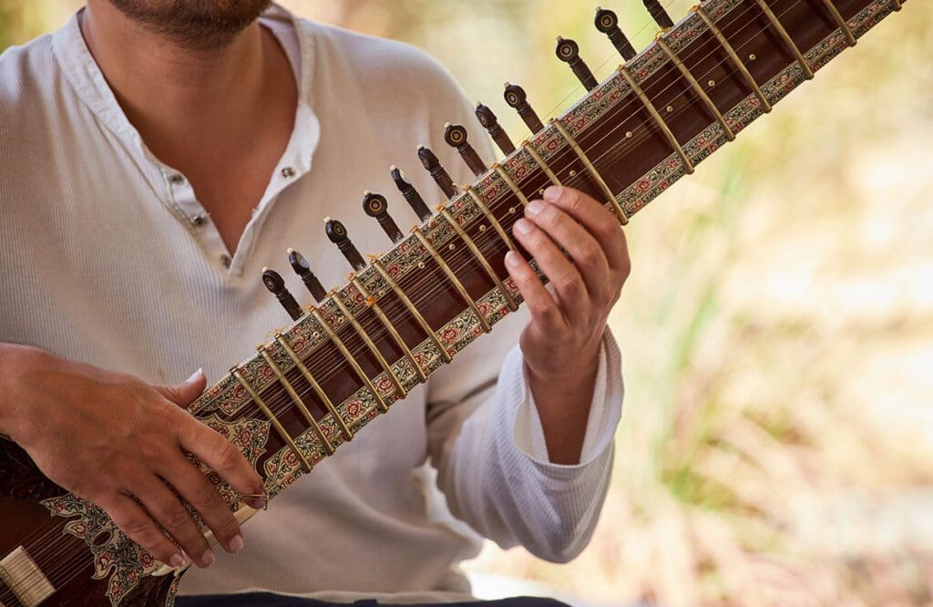 Sitar spielen für Einsteiger – Entdeckungsreise faszinierender Klänge ...