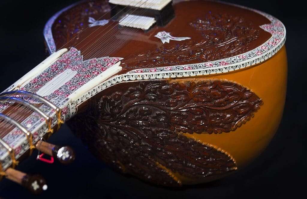 Sitar spielen für Einsteiger – Entdeckungsreise faszinierender Klänge ...