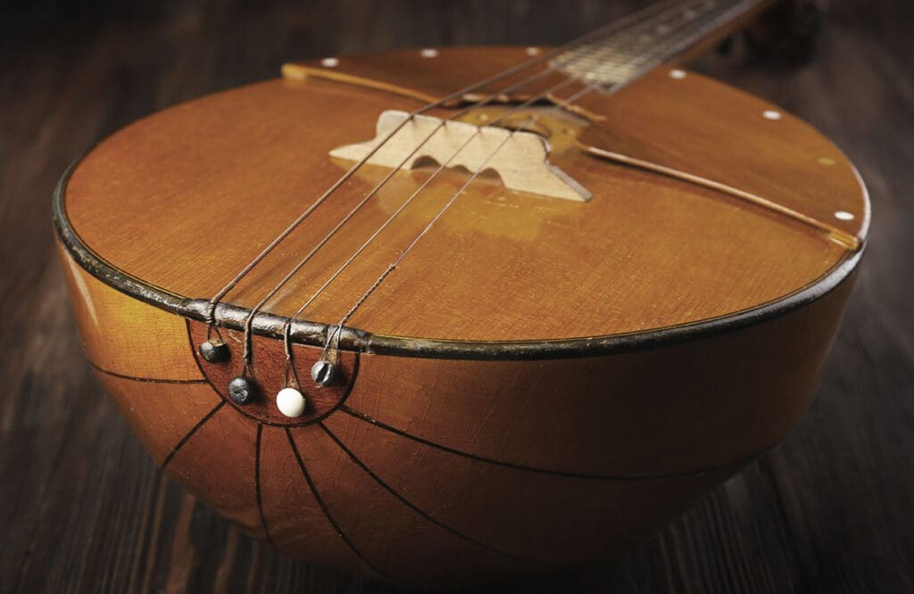 Domra spielen - Nationalinstrument ohne geklärten Ursprung - Musikmachen