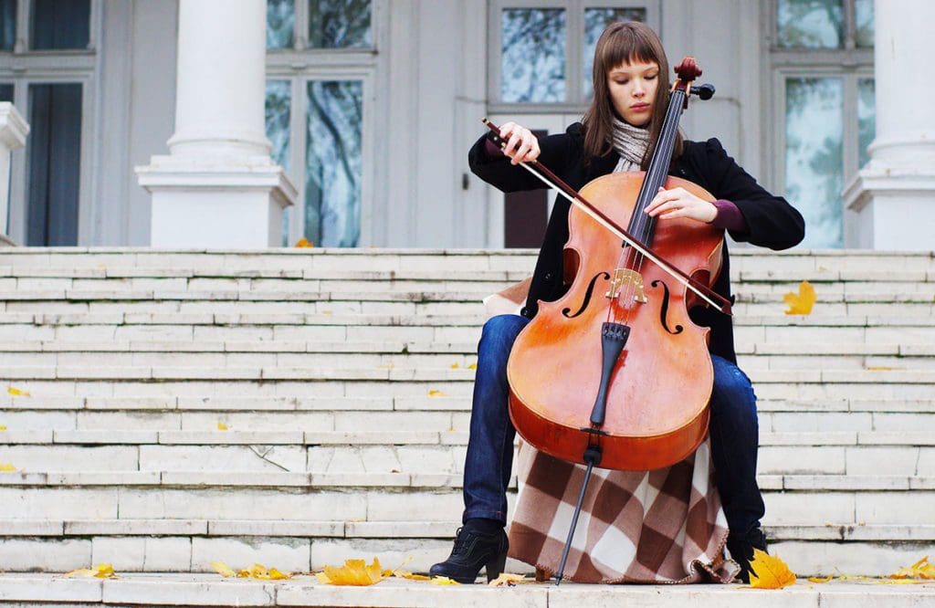 Cello spielen mit dem richtigen Verständnis von Instrument, Bogen und ...