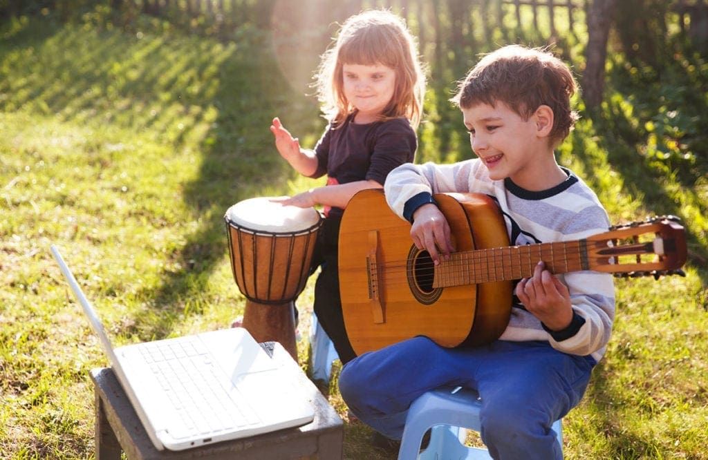 12 Gründe, weshalb Kinder ein Musikinstrument spielen sollten › Musikmachen
