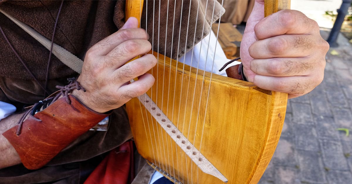 Leier kaufen – ein Instrument, das Geschichten erzählen kann › Musikmachen