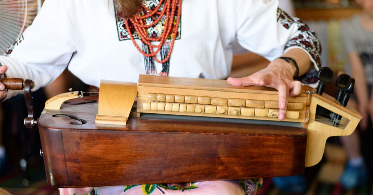 Drehleier kaufen – worauf du achten solltest › Musikmachen