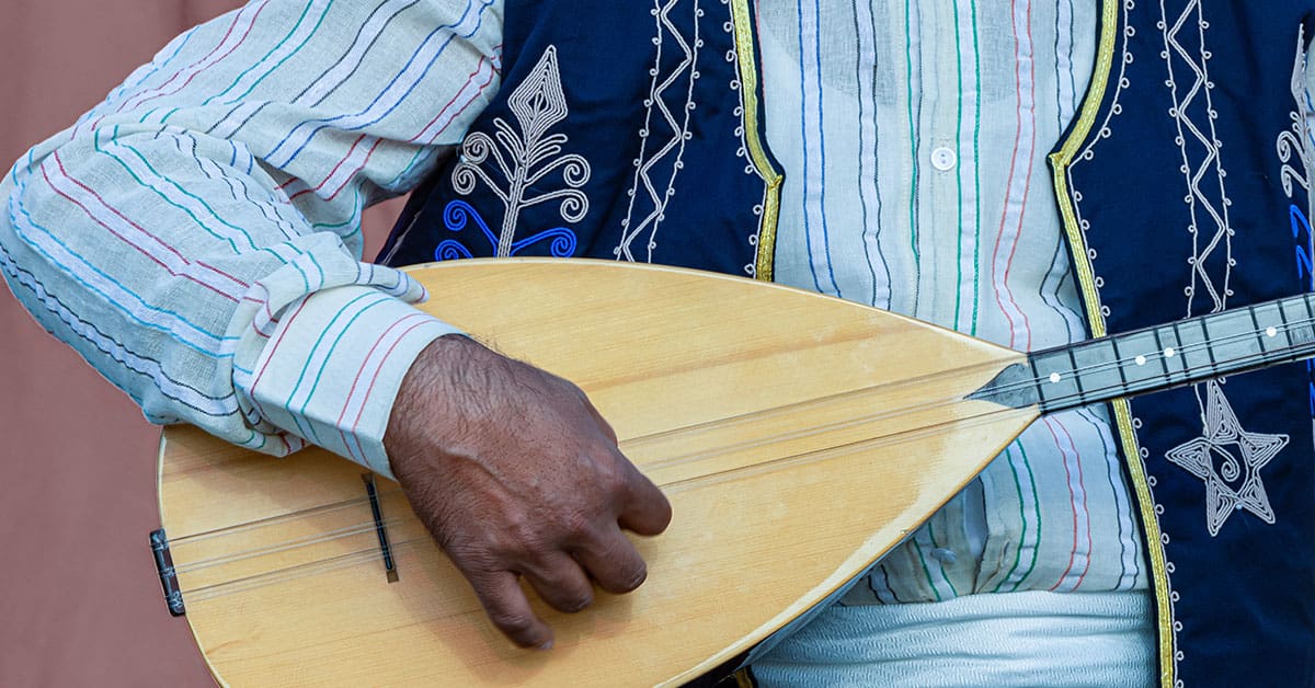 Saz spielen – Folkloreinstrument mit schwebendem Klang › Musikmachen